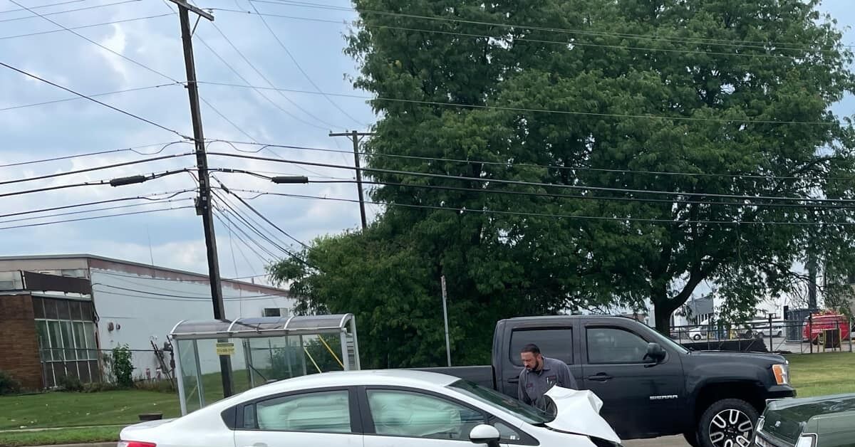 Авария в Мичигане, США с участием современного Kia Rio и Chrysler New ...